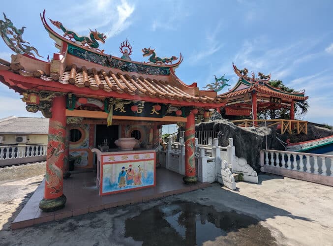 Chong Long Gong Temple 崇龙宫摸鱼大伯公庙 - Sea Temple & Visitor Guide 2025